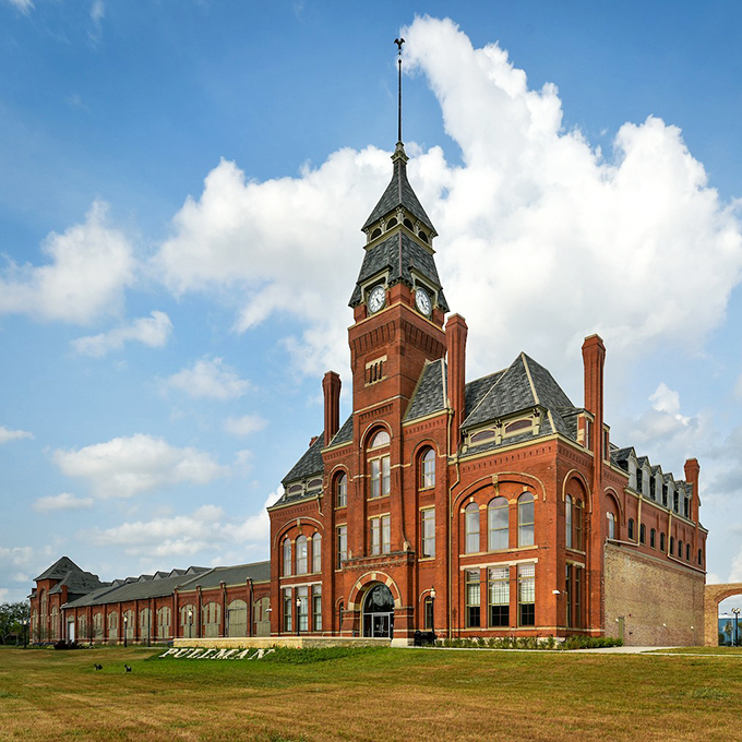 Part castle, part timekeeper, all awesome. If Big Ben had a charming Midwestern cousin, this would be it.