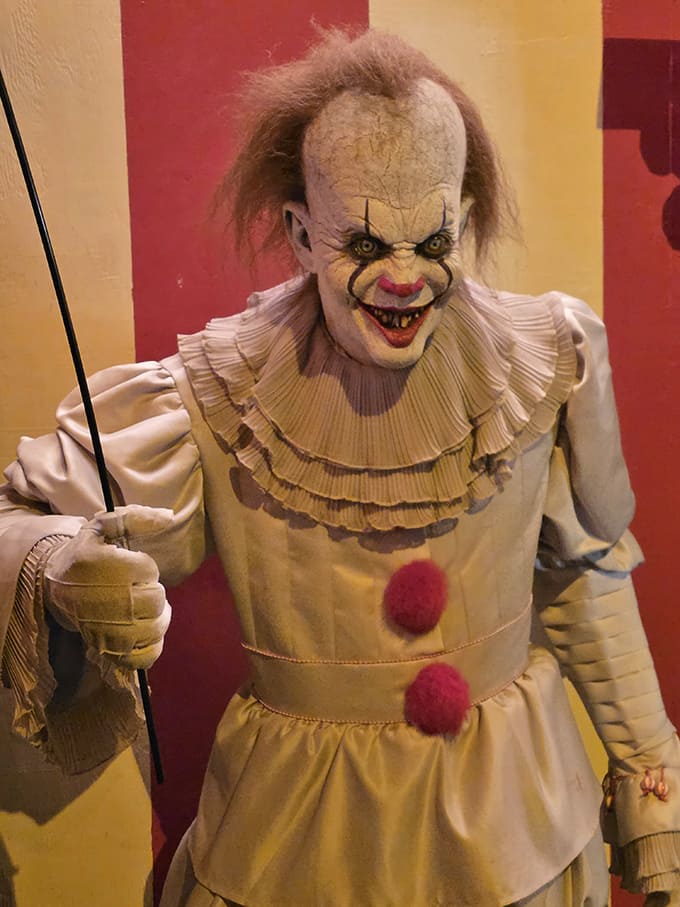 This terrifying clown makes birthday party entertainers look like amateurs in the "traumatize children for life" department.
