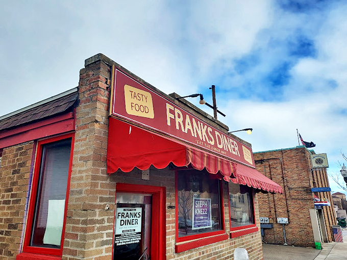 All aboard the flavor train! This classic diner car looks ready to serve up hearty meals with a side of nostalgia.