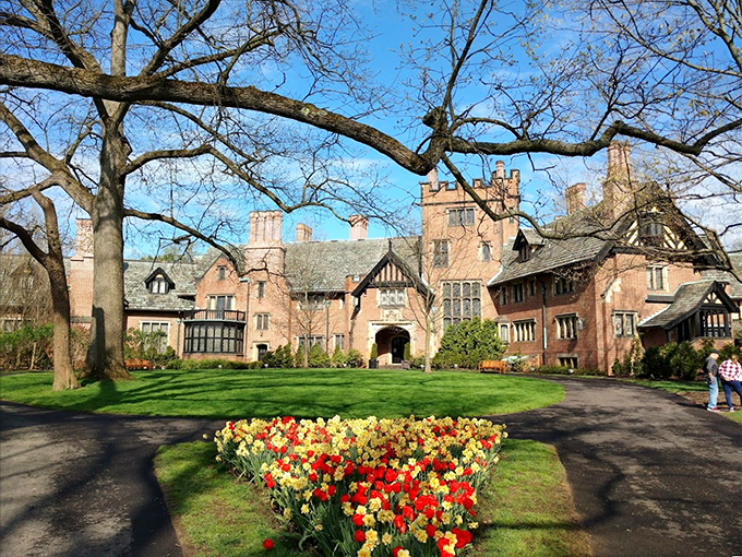 Ever wondered how the other half lived during the Roaring Twenties? Stan Hywet Hall is your answer! This sprawling estate in Akron is a time capsule of Gilded Age opulence. It's like the Great Gatsby, but with more rubber and less tragedy. Just try not to get lost in the gardens!