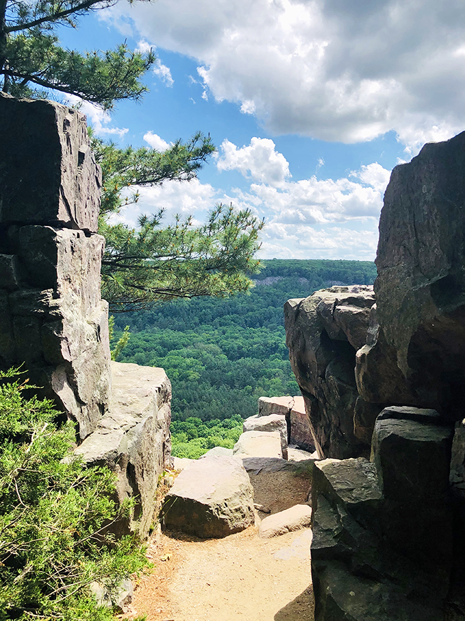 devil's doorway rock formation 4
