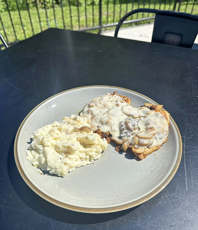 fella&rsquo;s loaded goat restaurant and bar 7