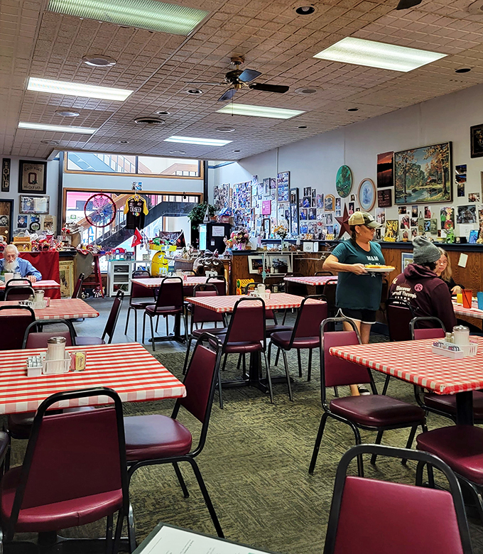 m & m family diner 6