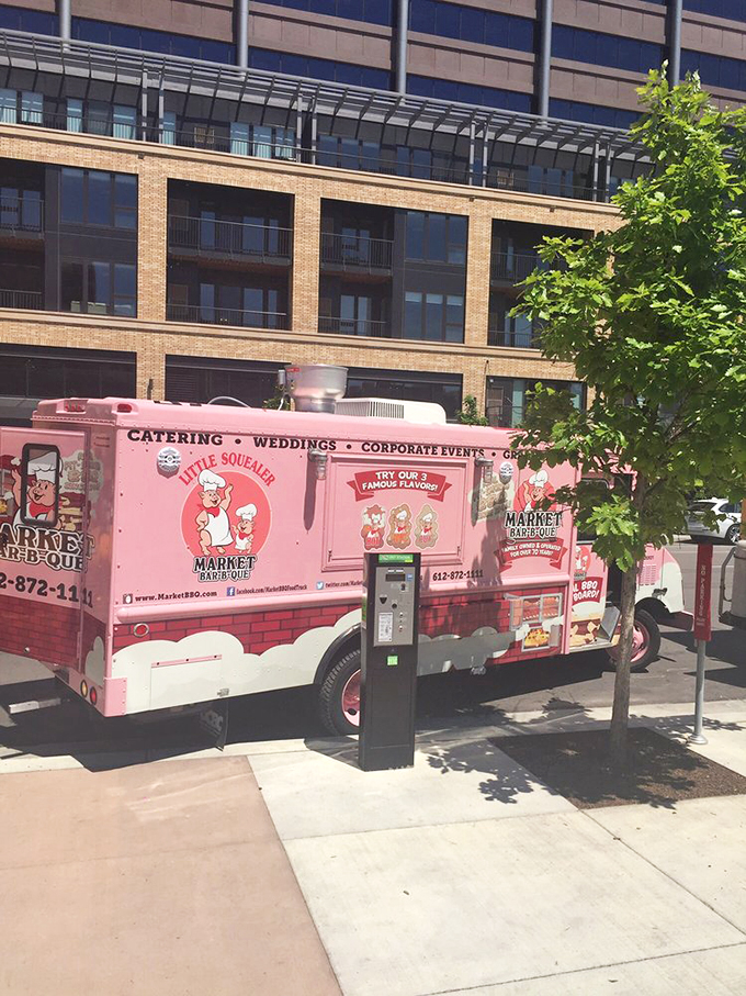 market bar b que and food trucks 6