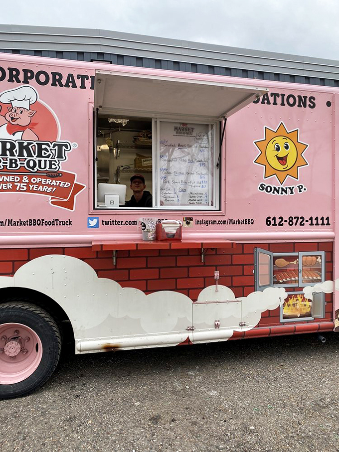 market bar b que and food trucks 6