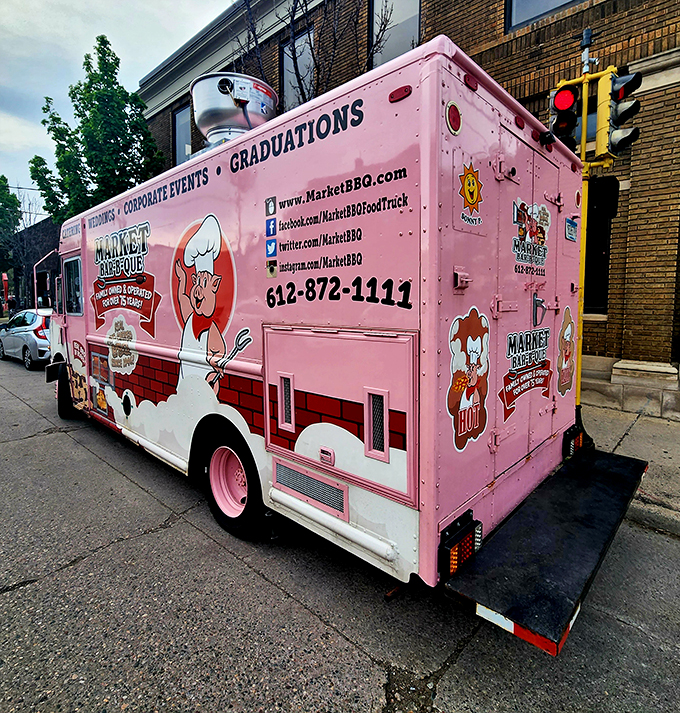 market bar b que and food trucks 7