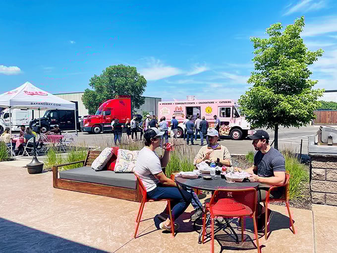 market bar b que and food trucks 8