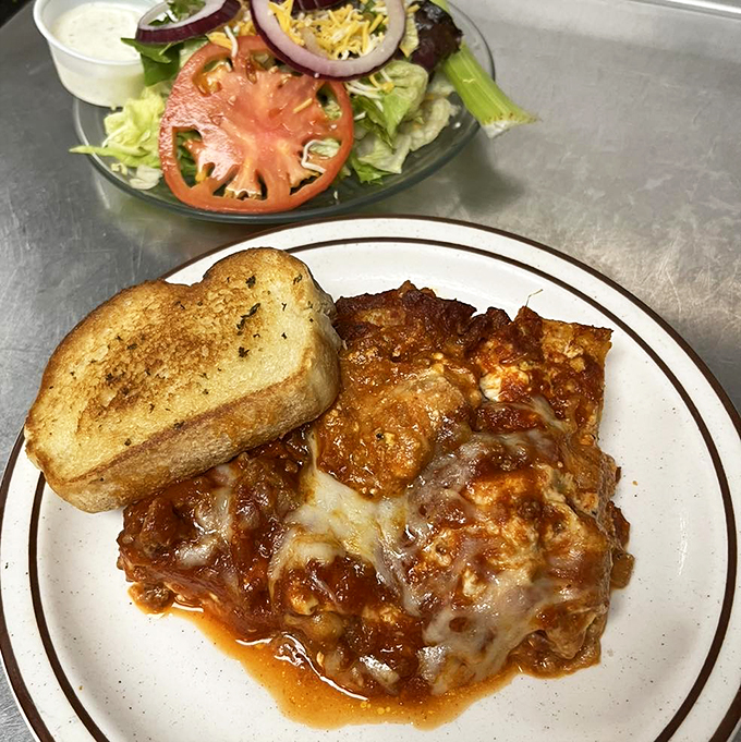 topper&rsquo;s bar and grill 6