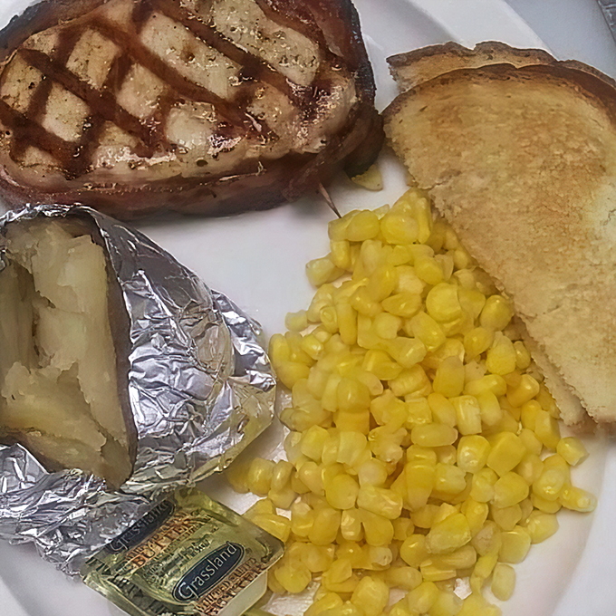 topper&rsquo;s bar and grill 8