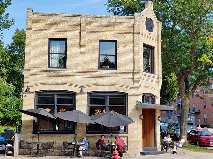 uncle wolfie&rsquo;s breakfast tavern 1