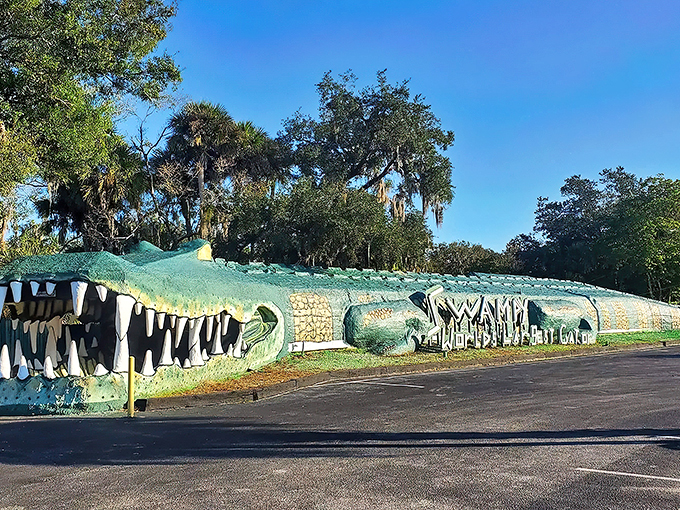 world's largest gator statue