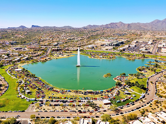 Like a turquoise jewel in the desert, Fountain Hills' centerpiece creates an oasis surrounded by mountain views and stunning Southwestern architecture.