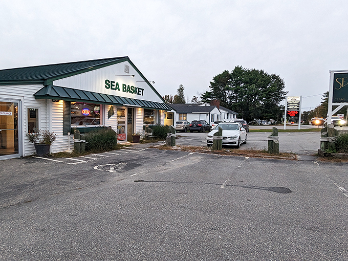 A classic Maine seafood shack that proves the best things come in humble packages. The green-trimmed white building beckons like a lighthouse for hungry souls.