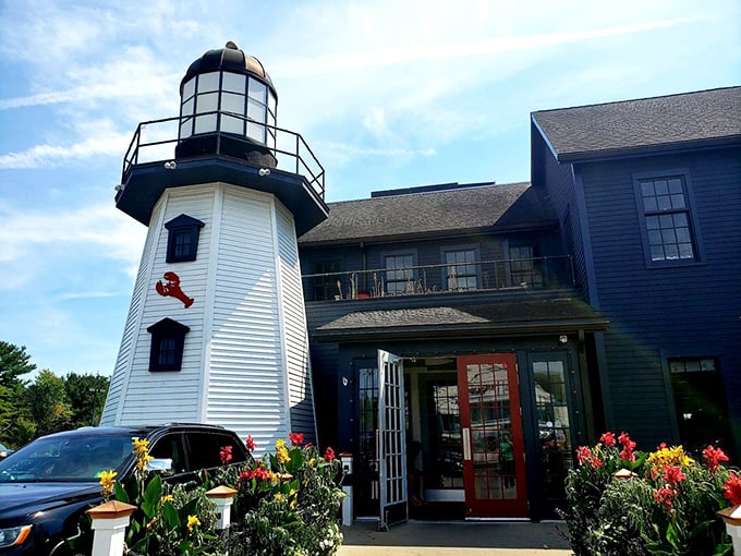 A lighthouse that actually guides you to dinner? This charming nautical-themed exterior proves Maine knows how to make an entrance.
