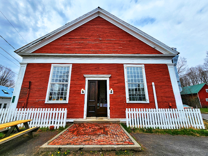 A red-hot welcome! This charming Vermont caf&eacute; looks like it jumped straight out of a Norman Rockwell painting, complete with white picket fence and all.
