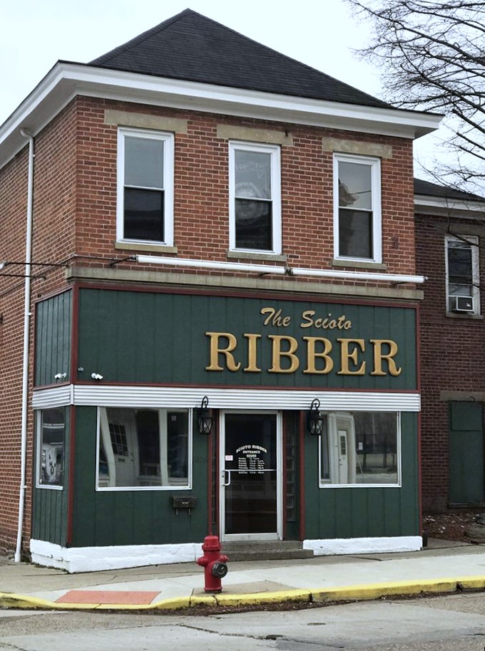 Welcome to meat paradise! The Scioto Ribber stands proud, a beacon of beefy bliss in Portsmouth's culinary landscape.