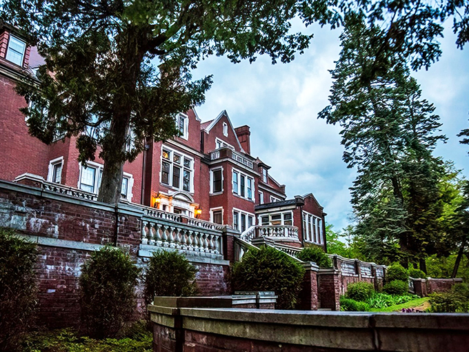 Downton Abbey, eat your heart out! Glensheen Mansion's grand exterior and manicured grounds transport you to a bygone era of opulence and intrigue.
