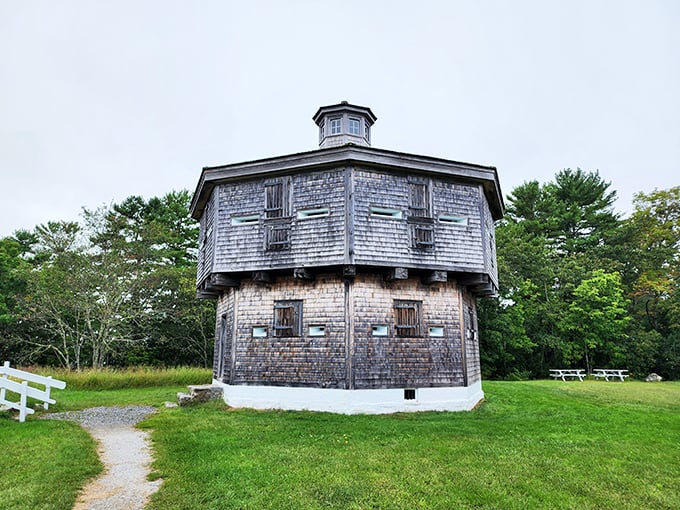 A path to paradise! This lush greenery with the wooden blockhouse is a view that'll make your heart skip a beat.