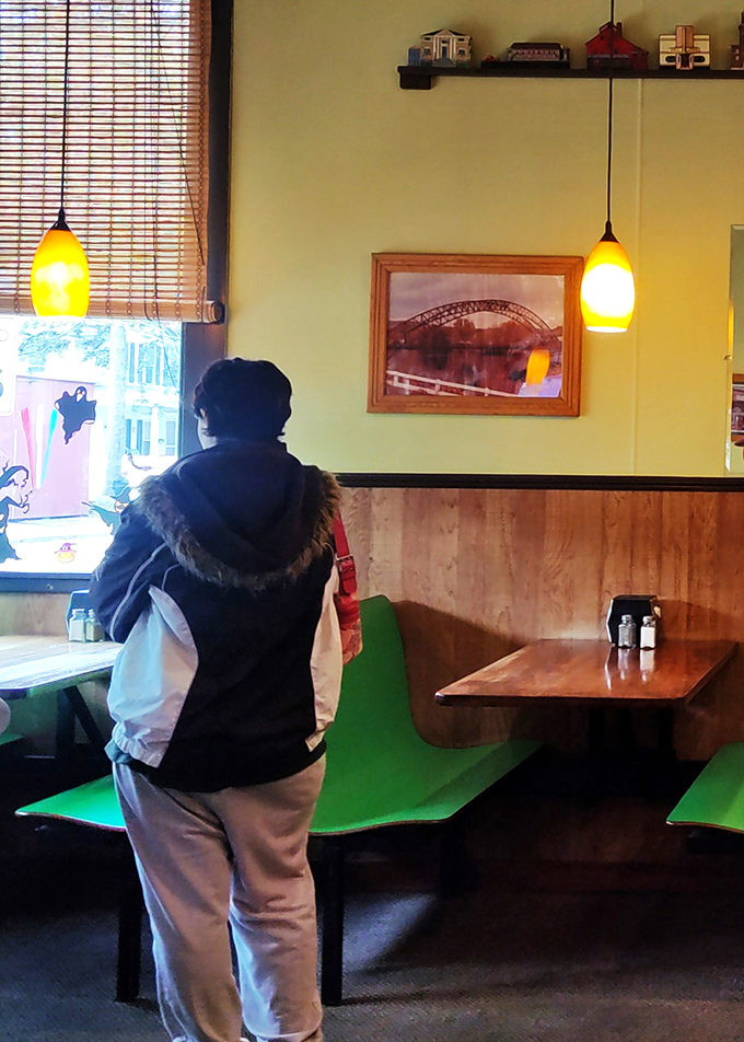 A moment of zen before the feast. This diner knows the art of anticipation &ndash; it's all part of the Famous Pizza experience.