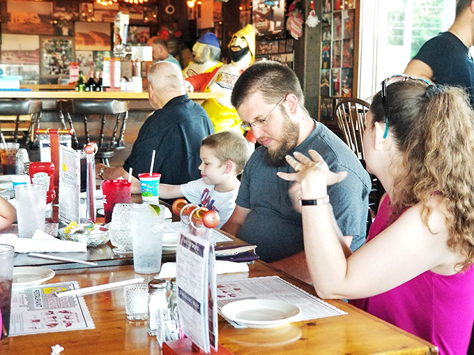 Happy families, lively conversation, and that unmistakable anticipation of a great meal. This is what dining out is all about, folks!