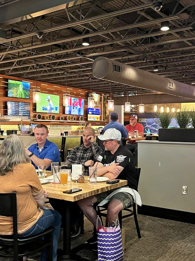 Happy diners, cold brews, and the promise of pizza. It's like a Norman Rockwell painting, but with more cheese.