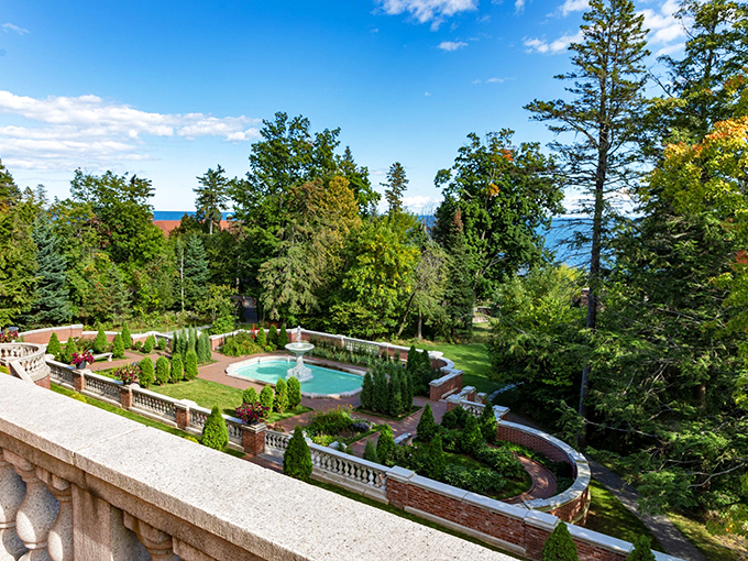Lake Superior or infinity pool? This breathtaking view proves Mother Nature is the ultimate landscape architect.