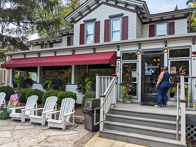 Chocolate artistry meets creamy perfection! Graham's is where ice cream dreams and cocoa fantasies come true.