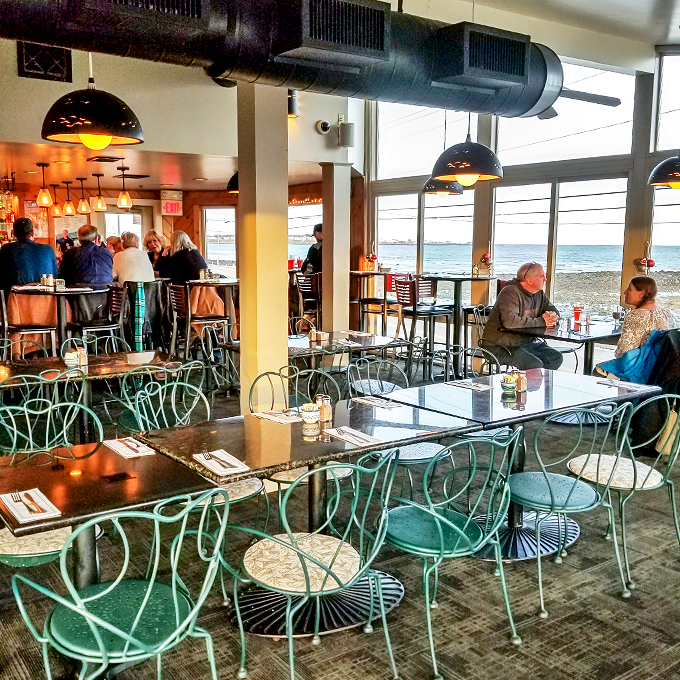 Window seats with a water view: where every table feels like the captain's table. No need to fight over the best spot here!