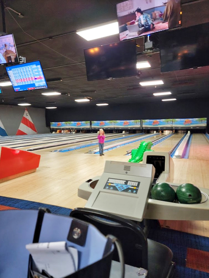 A slice of pure Americana: gleaming lanes and overhead screens make this more than just a restaurant.