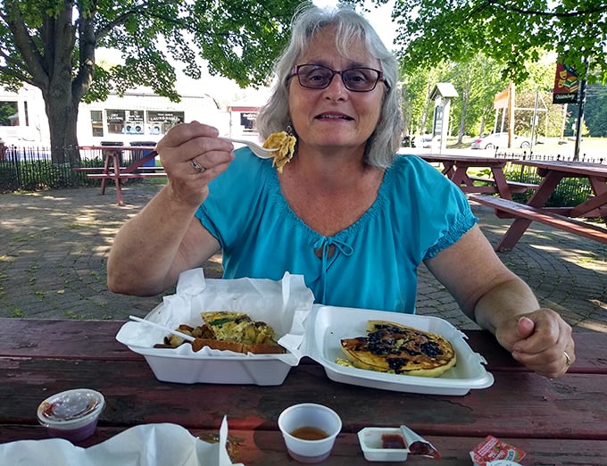 Al fresco dining, Vermont-style. This outdoor seating area is perfect for people-watching and maple syrup-drizzling &ndash; often simultaneously.