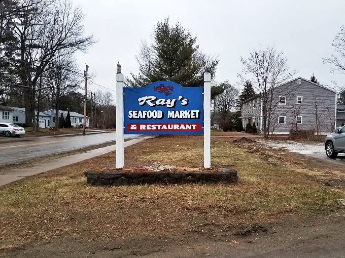 Like a maritime North Star, Ray's sign guides hungry travelers to their seafood destination.