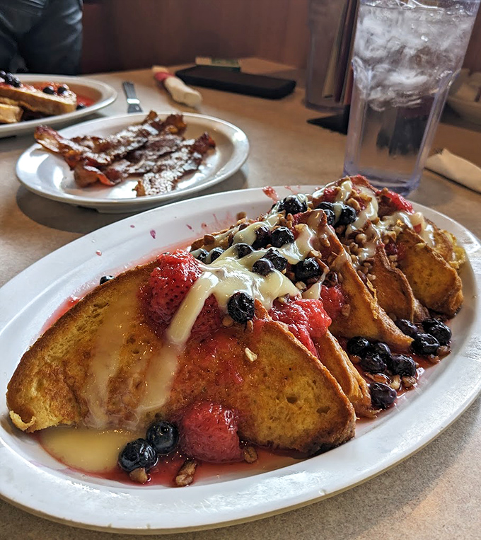 Berry-licious! This French toast is so pretty, it belongs in the Louvre... if the Louvre accepted breakfast submissions.