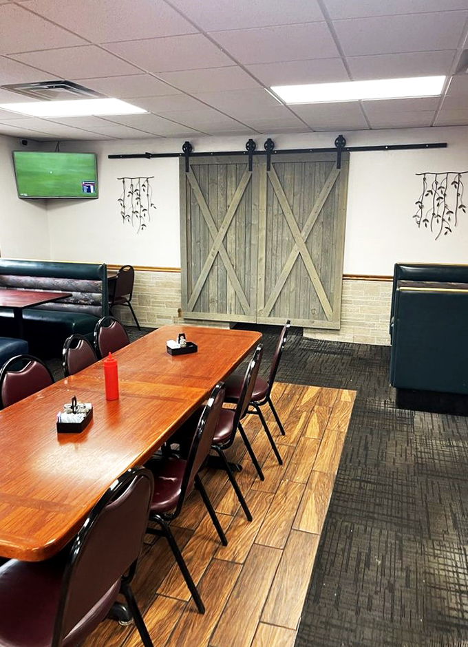 Rustic charm meets modern comfort in this dining room. It's like your cool aunt's farmhouse got a makeover from Chip and Joanna Gaines.