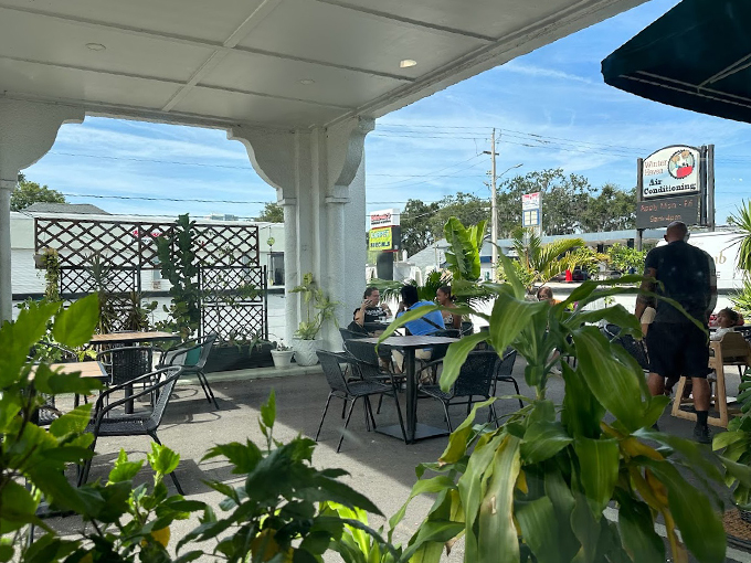 Alfresco dining, Florida style. Honeycomb's patio is the perfect spot to people-watch while you carb-load. Photo credit: Jenni Cruz