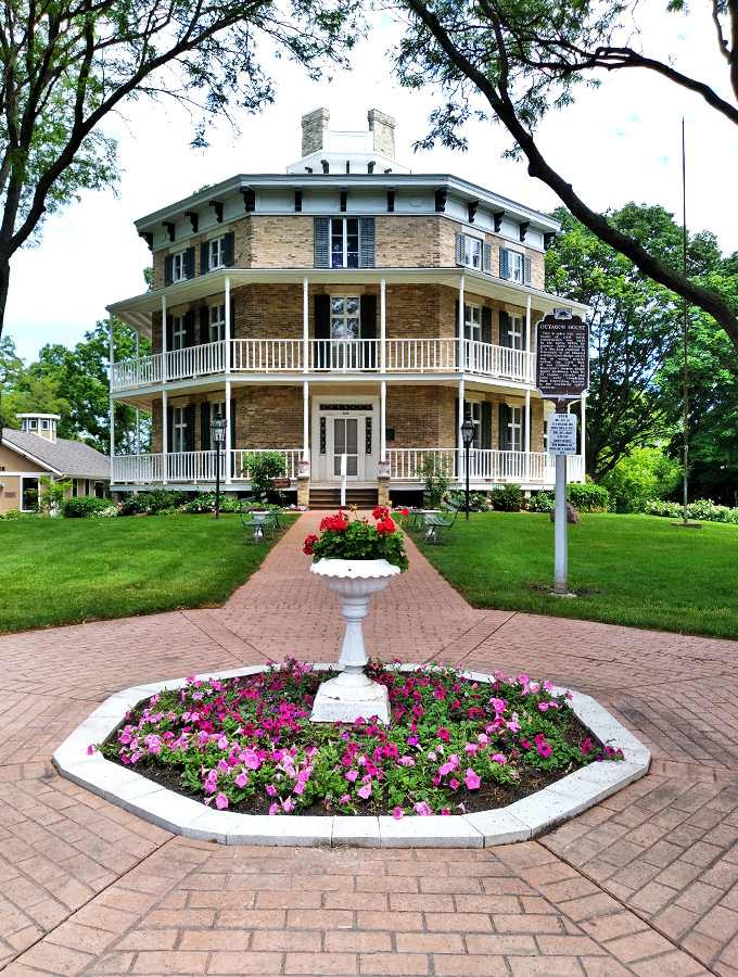 Octagon House: When you can't decide between round and square. It's geometry you can live in!