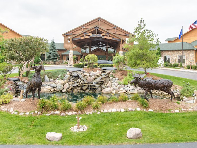 Arctic charm meets Midwestern hospitality. It's like vacationing in an igloo but with better plumbing! Photo credit: Tundra Lodge Resort & Conference Center