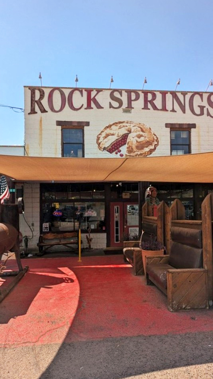 The painted pie on the fa&ccedil;ade serves as a beacon of hope for hungry travelers.
