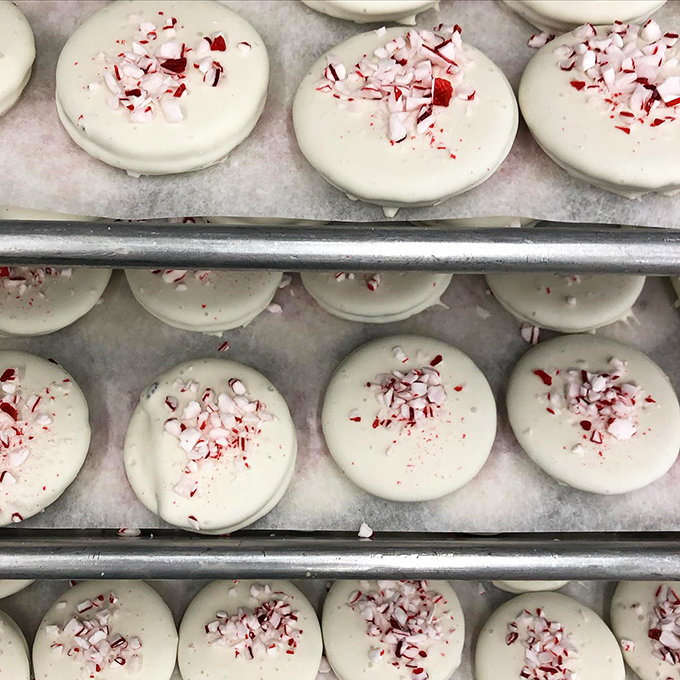 Winter wonderland on a plate! These peppermint-sprinkled treats are like a cool breeze for your sweet tooth.
