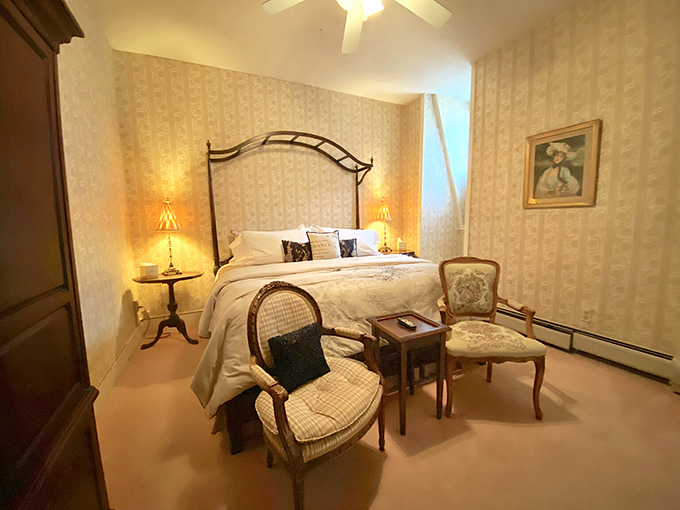 No wasteland here! This room is the cat's pajamas, perfect for practical cats and poetry lovers alike.