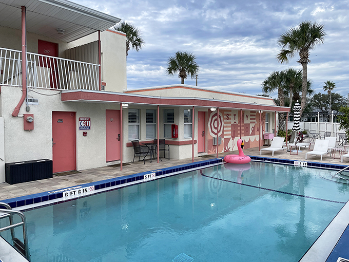 Float into relaxation on this fabulous flamingo. It's the perfect perch for sipping a pi&ntilde;a colada and working on your tan.