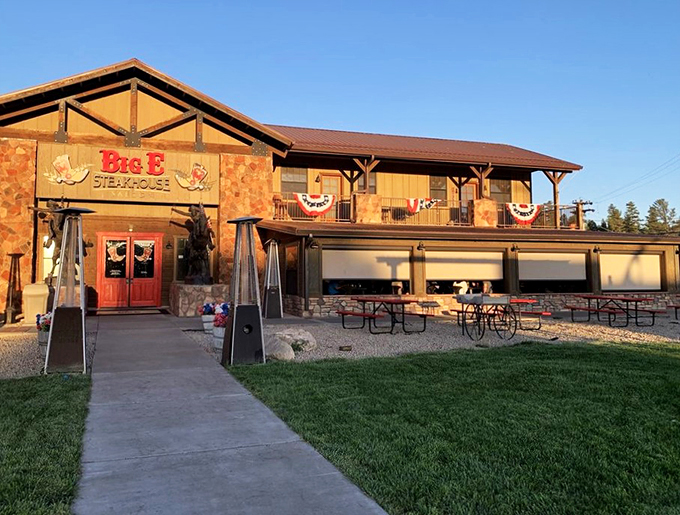 Al fresco dining with a side of fresh air! These outdoor tables are perfect for soaking up the Arizona sun and some finger-lickin' good barbecue.