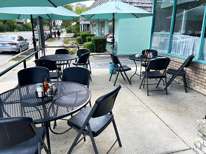 Al fresco dining, diner-style. Because sometimes you need your comfort food with a side of vitamin D and people-watching.