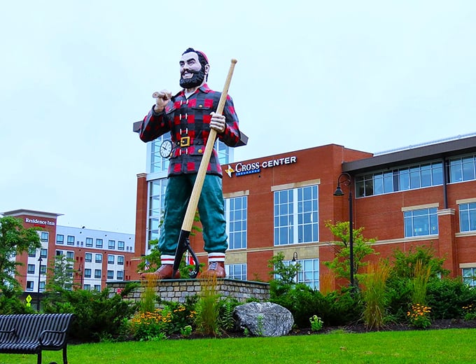 From this angle, you'd think Paul could high-five passing planes. Talk about the ultimate "I'm with tall" photo op!