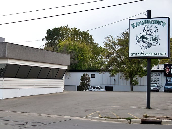 Clean lines and classic styling - the architectural equivalent of a perfectly mixed Manhattan.