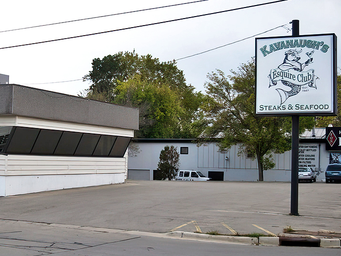 Clean lines and classic styling - the architectural equivalent of a perfectly mixed Manhattan.