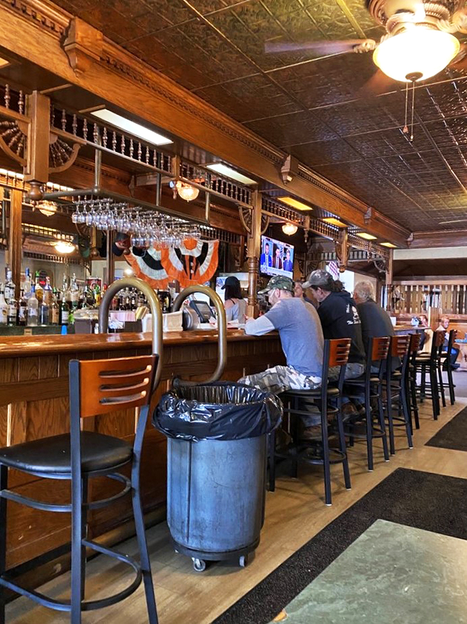 Belly up to barbecue paradise! This bar's got more charm than George Clooney at a coffee convention.