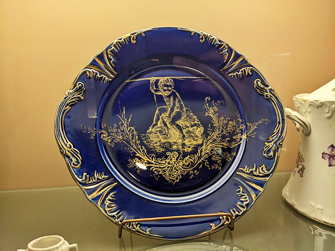 Ahoy, matey! This plate's got more naval action than a pirate movie. Who knew dinnerware could be so adventurous?