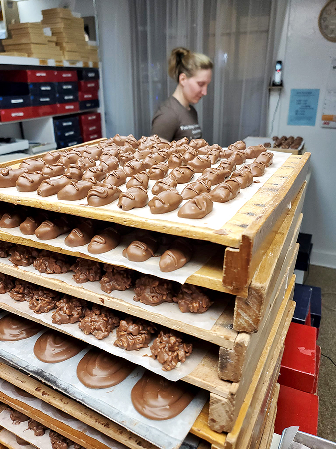 Chocolate assembly line or modern art installation? Either way, these perfectly aligned sweets are hypnotizing. Must&hellip; resist&hellip; urge&hellip; to&hellip; dive in!