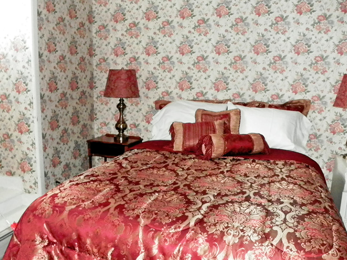 East meets West in this tranquil retreat. A good earth indeed for weary travelers seeking a peaceful night's rest.