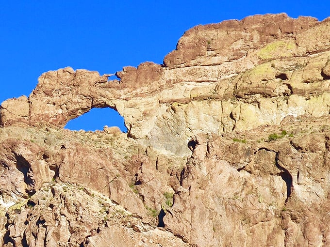 Nature's own stone arch: proof that even rocks like to show off sometimes. It's the desert's version of flexing, millions of years in the making. Photo credit: @jpftx